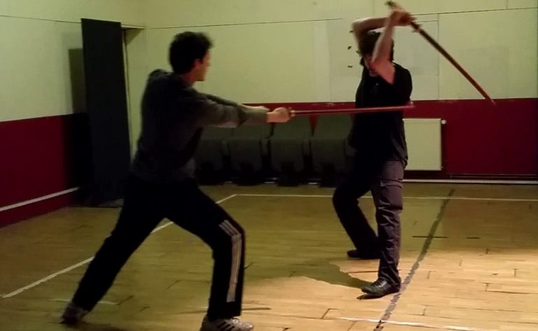 Vidéo End Class lesson Fencing. Escrime artistique à deux mains